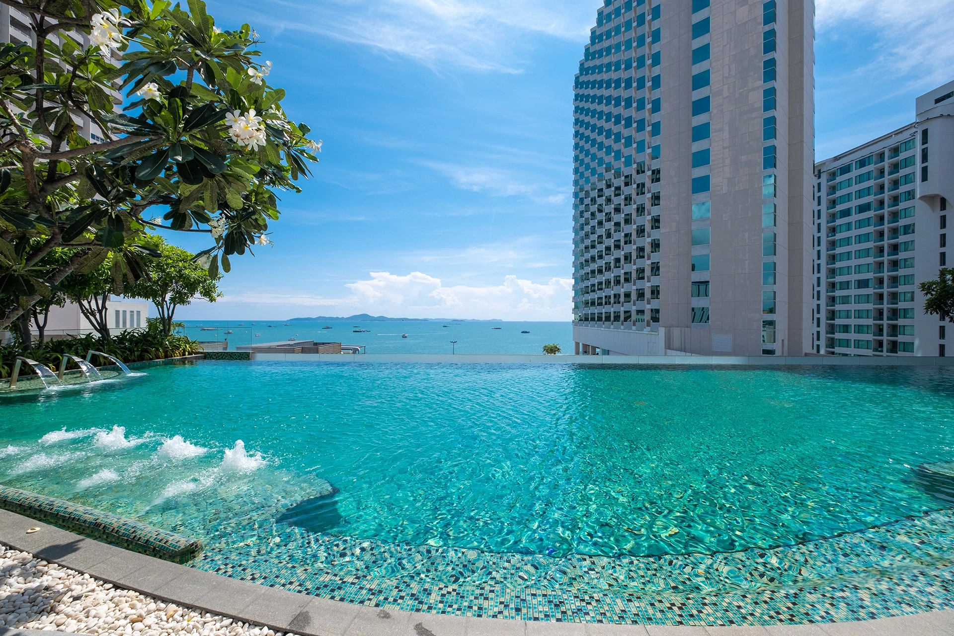 Infinity Swimming Pools | Holiday Inn Pattaya