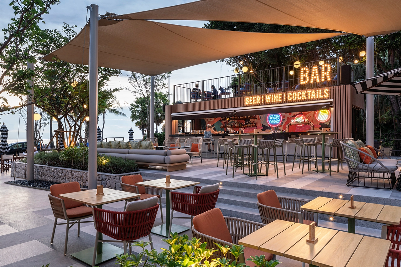 The Collective Beachfront Restaurant | Holiday Inn Pattaya