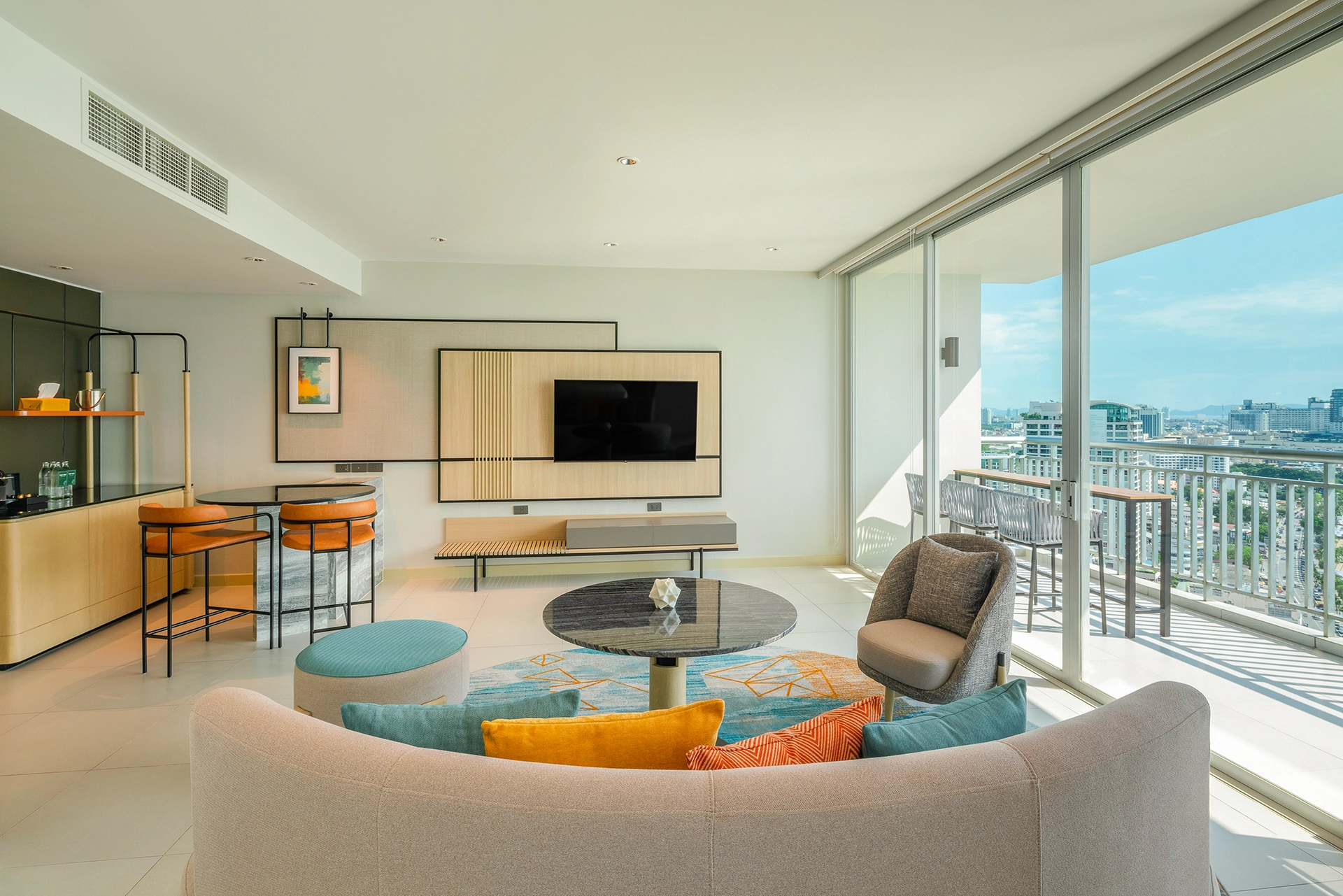 1 Bedroom Suite Panoramic View Bay Tower 1 King | Holiday Inn Pattaya